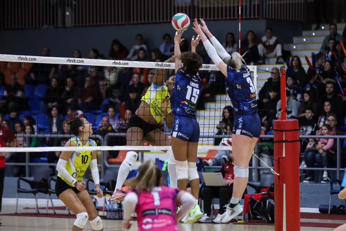 Victoria contundente de Cajasol Voley Dos Hermanas Vivir en Montequinto